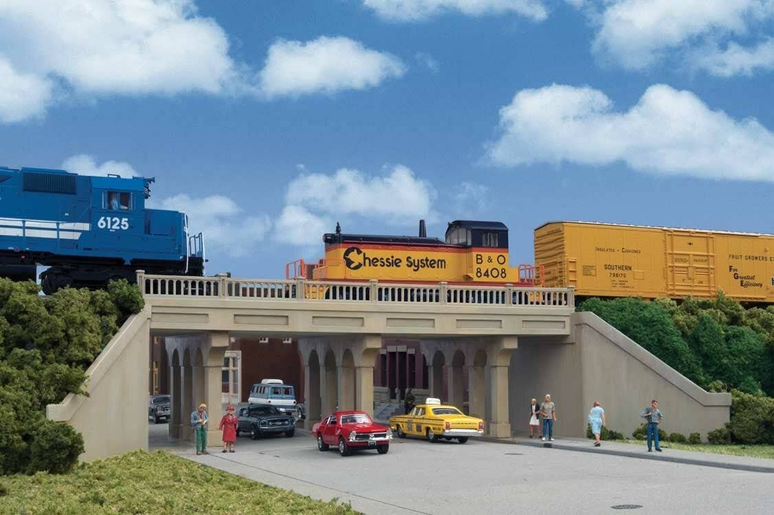Urban Concrete Overpass -- Kit, HO Walthers Cornerstone 4560